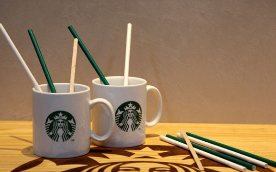 스타벅스, 흐물흐물한 ‘종이 빨대’ 대신 튼튼한 국산으로 교체한다