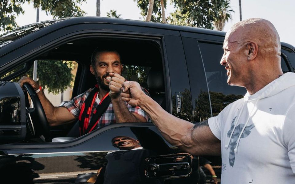 드웨인 존슨이 자신의 커스터마이징 포드 F-150을 팬에게 선물한 이유