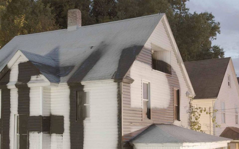 설치 예술가 이안 스트레인지, 첫 포토북 출간