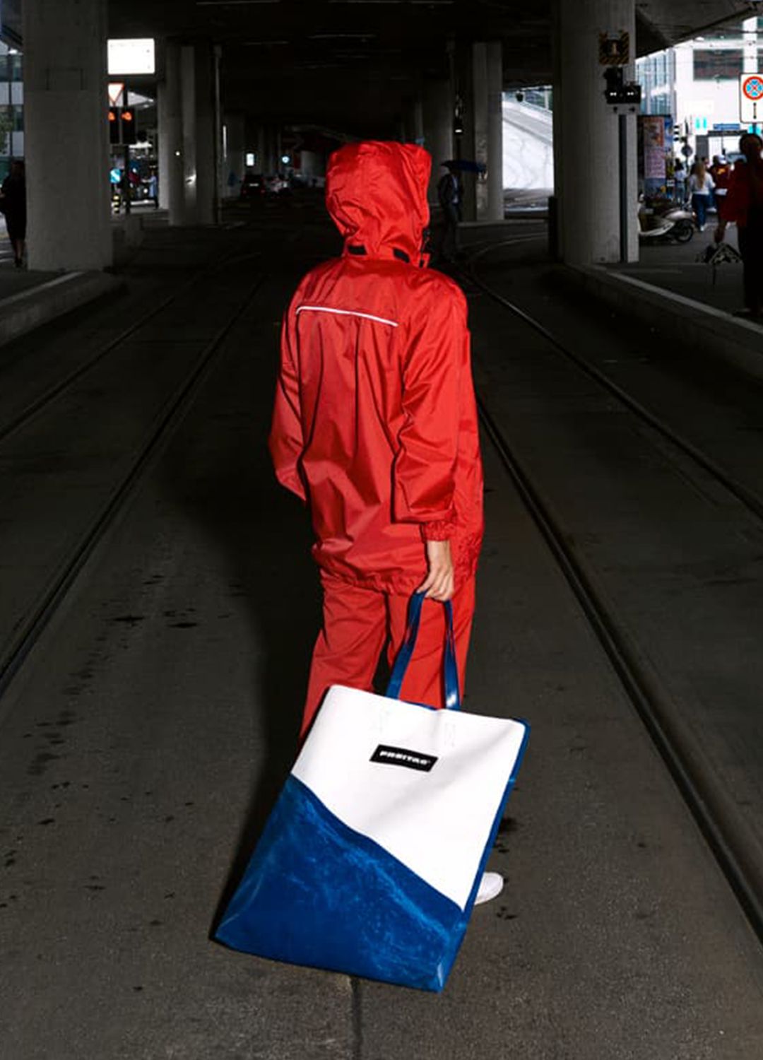 프라이탁, 크리스마스 에디션 ‘F729 EXTRA+LARGE’ 백 출시 | eyesmag | 아이즈매거진