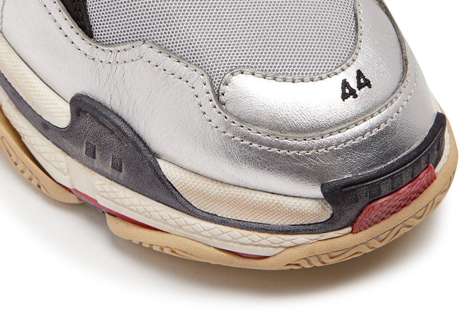 메탈릭 실버로 무장한 발렌시아가 트리플 S