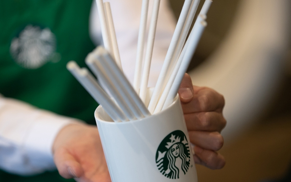 스타벅스, 흐물흐물한 ‘종이 빨대’ 대신 튼튼한 국산으로 교체한다 | eyesmag | 아이즈매거진
